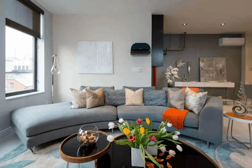 11 Trendy Ways the Pros Make Gray Couches Look So Much Better in Any ...