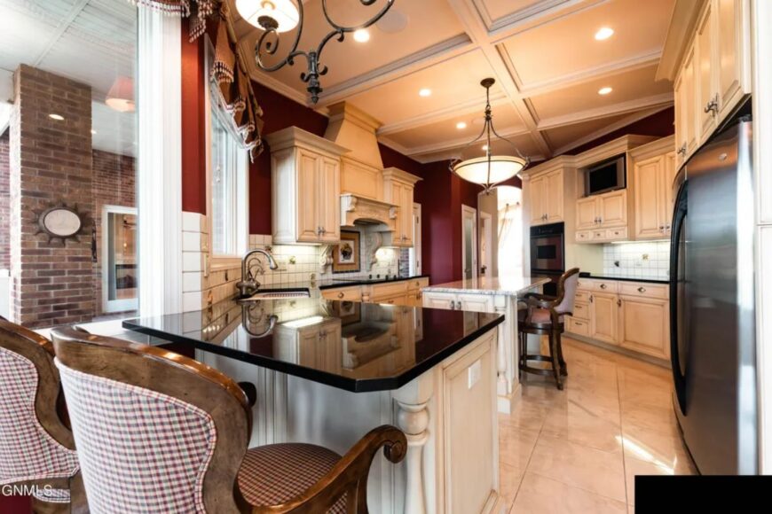 7,412 Sq. Ft. Mansion in Mandan, ND ($1,800,000) – Home Stratosphere