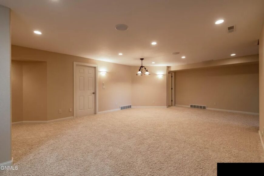 7,412 Sq. Ft. Mansion in Mandan, ND ($1,800,000) – Home Stratosphere