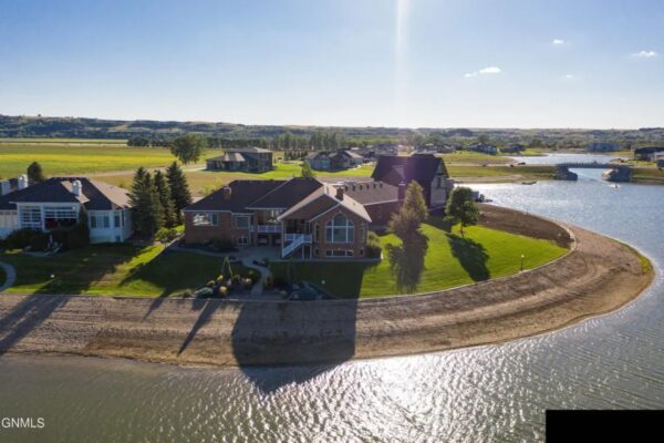 7,412 Sq. Ft. Mansion in Mandan, ND ($1,800,000) – Home Stratosphere