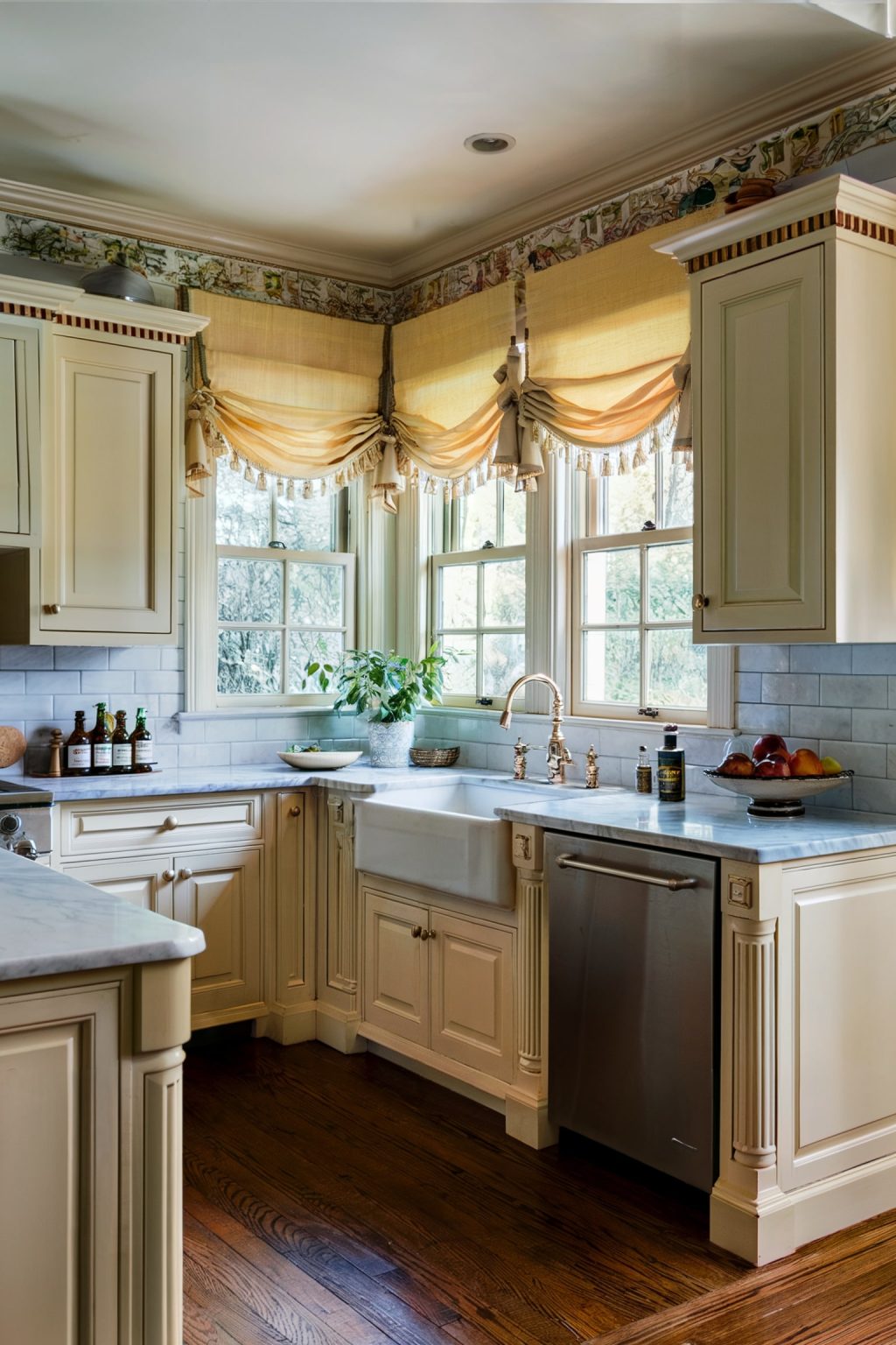 21 Different Types of Kitchen Window Treatments – Home Stratosphere