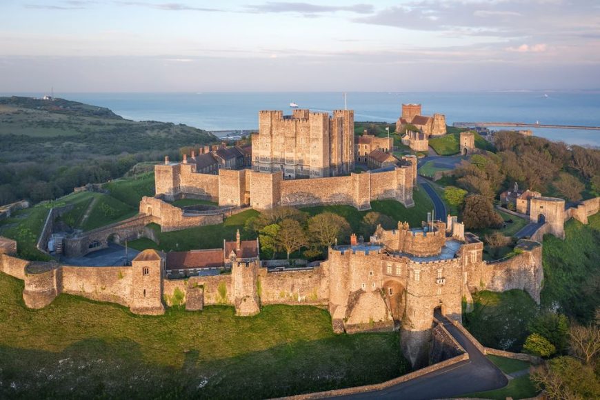 22 of the Most Magnificent Palaces and Estates Owned by the British ...