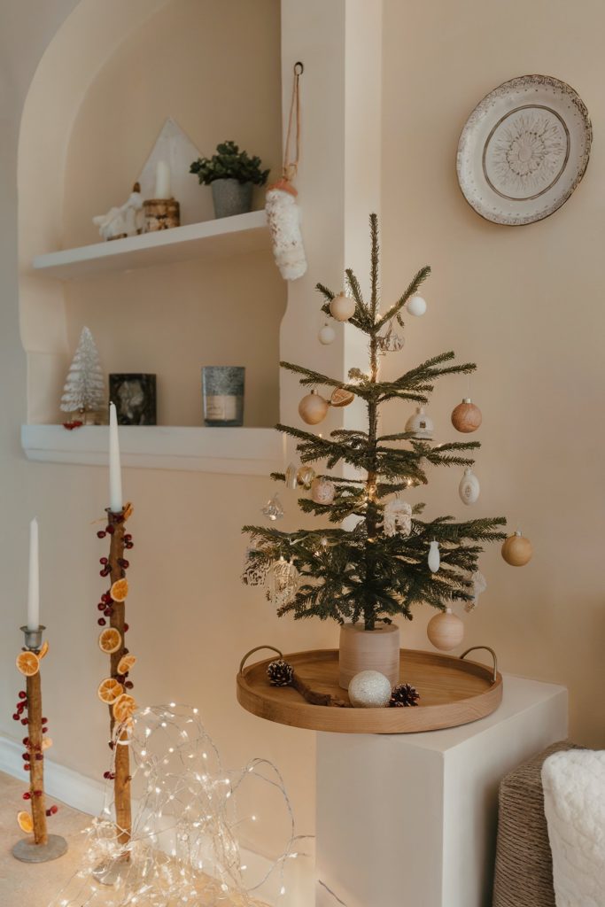 Simplify the Holiday Season with These 14 Minimalist Christmas Decor ...