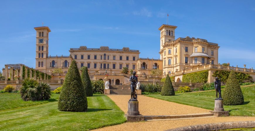 22 of the Most Magnificent Palaces and Estates Owned by the British ...