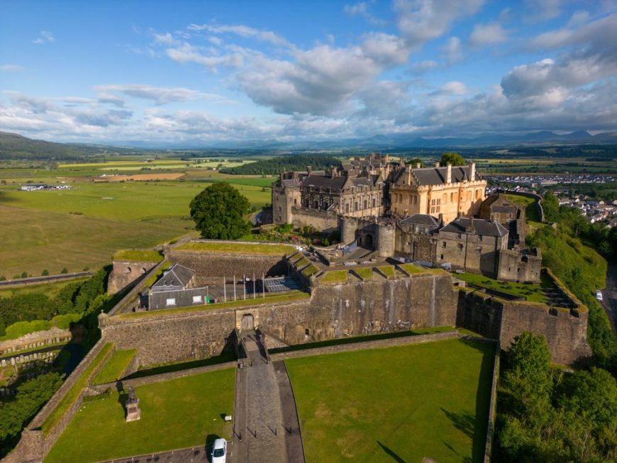 22 of the Most Magnificent Palaces and Estates Owned by the British ...