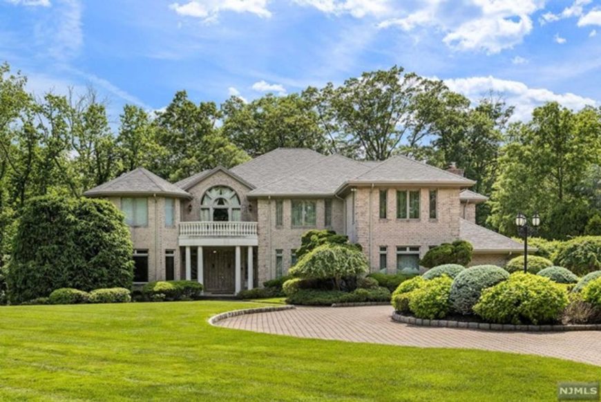 What is a Mansion? How Much Square Footage to be a Mansion?