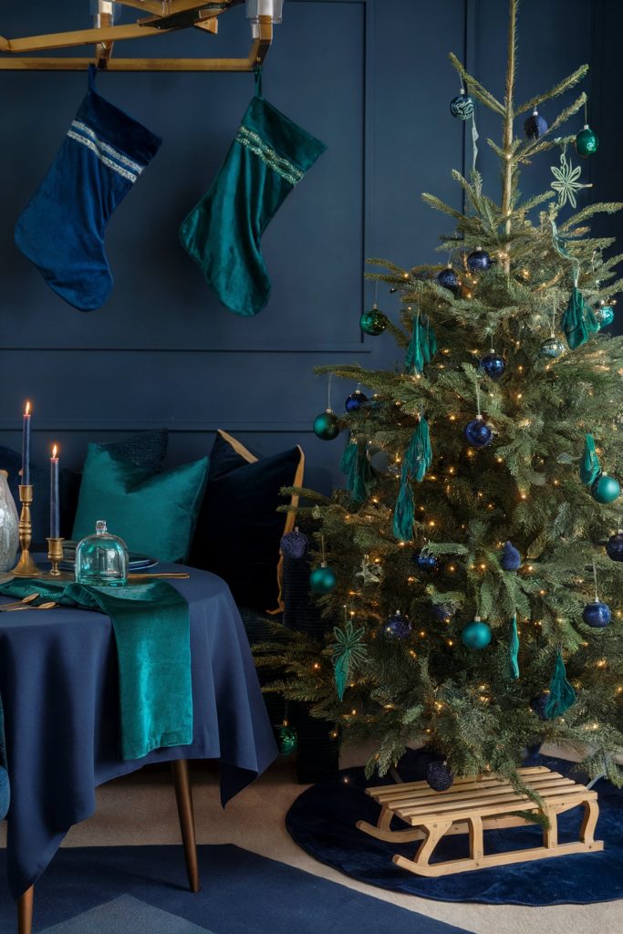 Celebrate the Season in Style with These 13 Navy Blue Christmas Decor ...