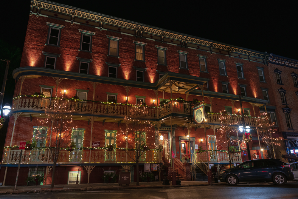 17 Small Towns with Fabulous Christmas Displays that Have a Decent ...