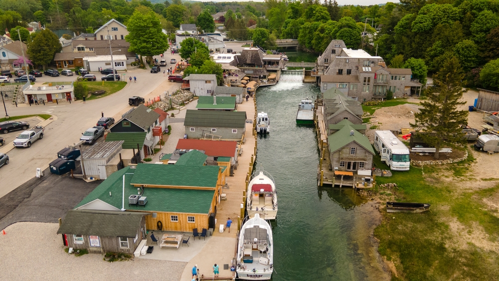 10 Secluded Towns Along the North Shore of Lake Michigan Offer ...