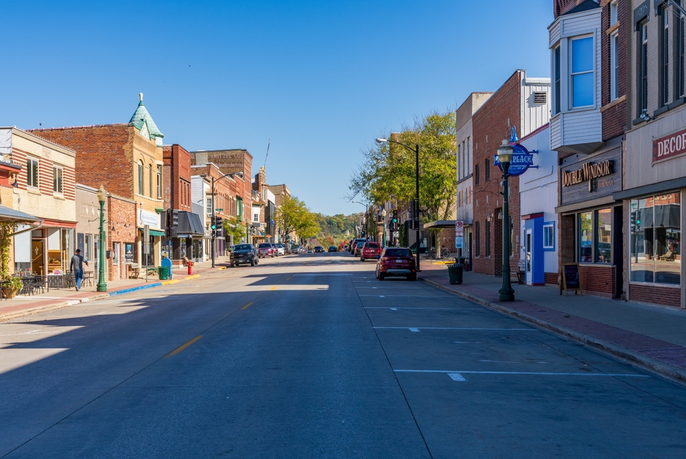 15 Iconic Small Towns in the Midwest USA with Perfectly Preserved Main ...