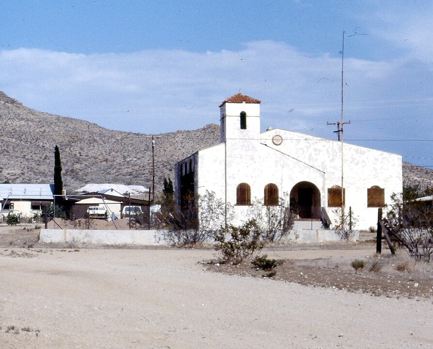 10 Secluded Towns Living on the Edge in the High Desert Region of ...