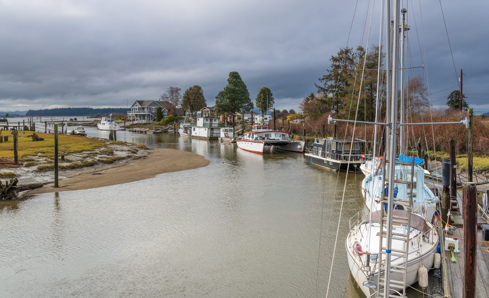 10 of the Most Secluded Towns That Hug the Sandstone Cliffs of ...