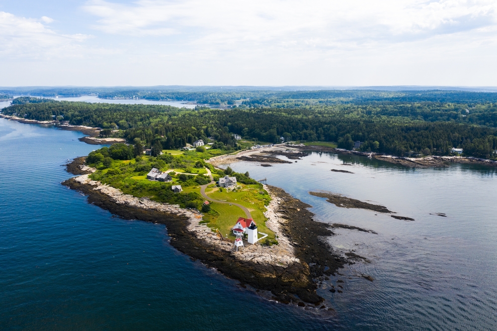 16 Enchanting Coastal Towns in Maine Where Iconic Lighthouses Add to ...