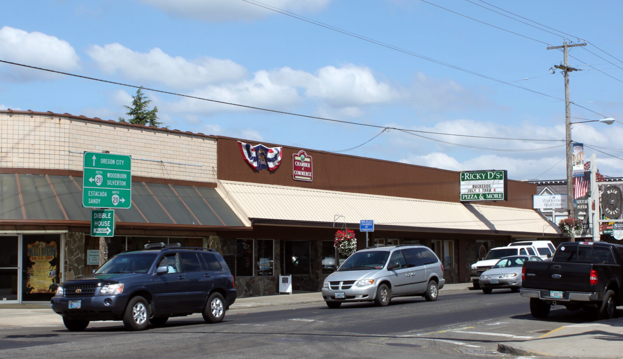 15 Scenic Small Towns in Oregon’s Cascades Where Chasing Waterfalls is ...
