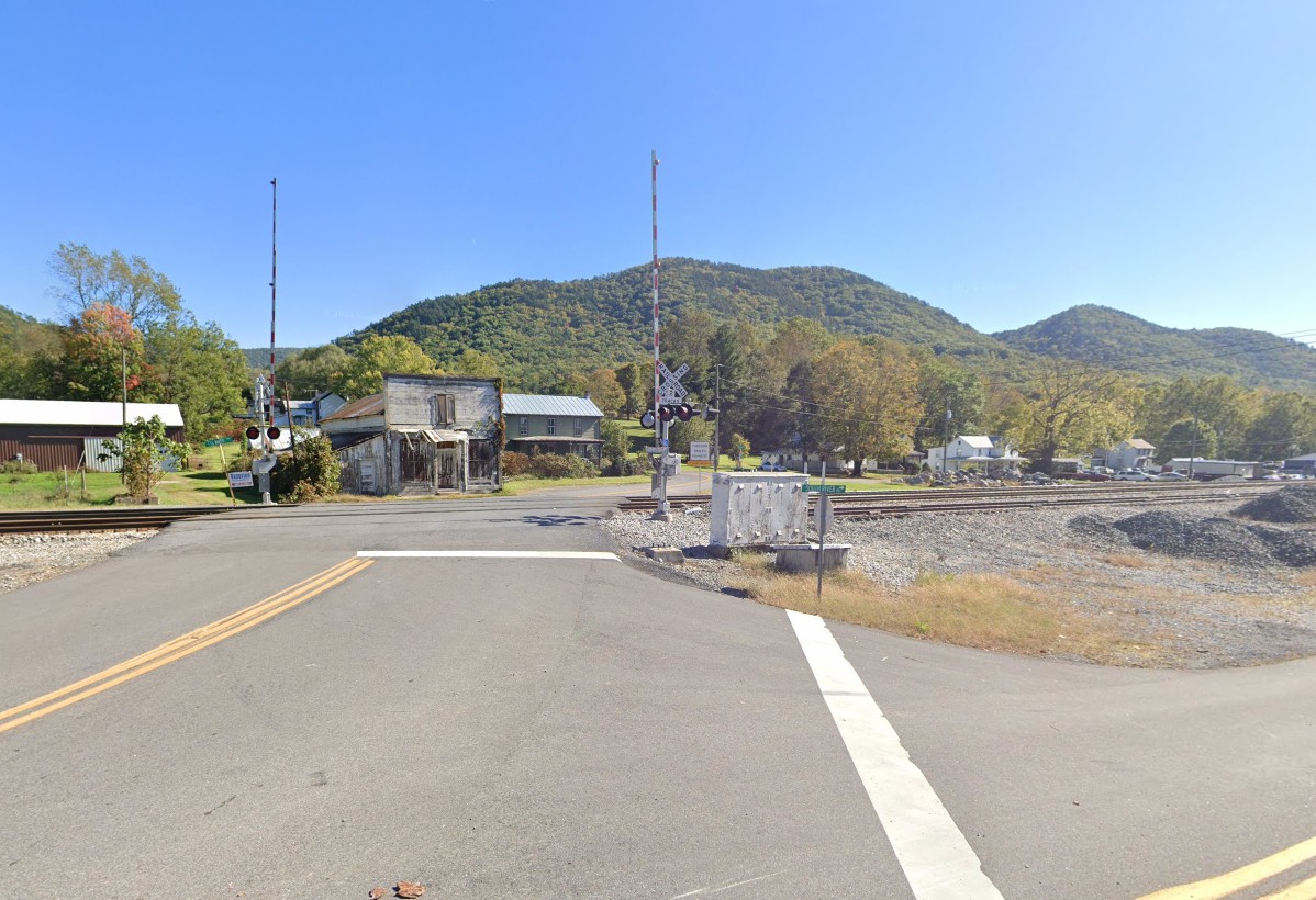 10 Secluded Mountain Neighborhoods Rooted in the Forests of Western ...