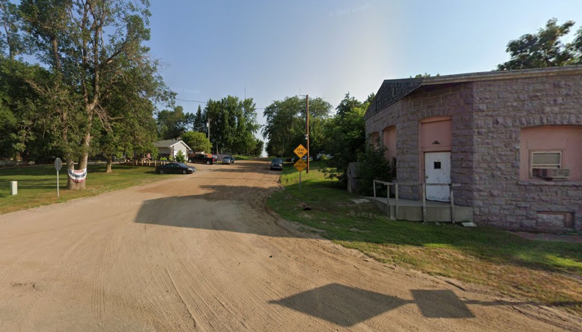 Tour 25 Secluded Towns Where Country Roads Fade Into the River Bluffs ...
