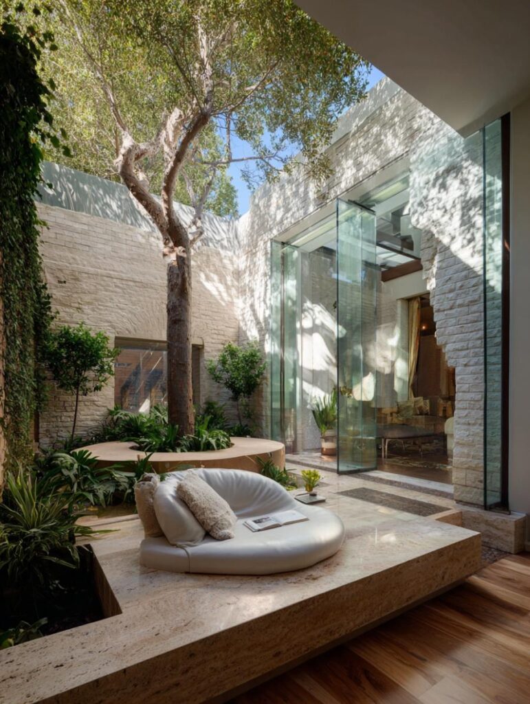 40 Serene Enclosed Luxury Courtyard Designs for Homeowners Who Love ...